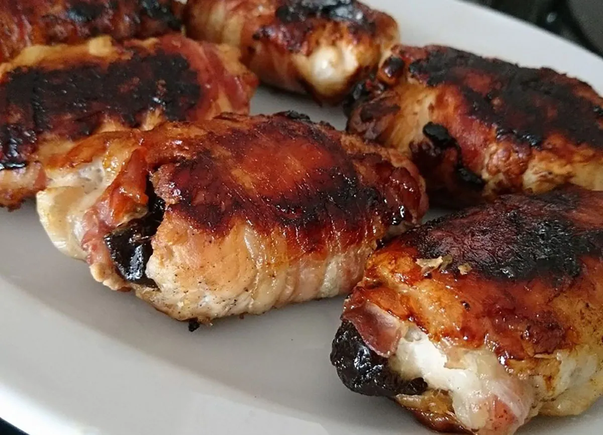 Baconbe tekert aszalt szilvás csirkemell videórecept Mindmegette hu