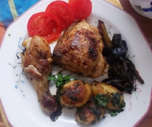 Sült csirkecombok petrezselymes újkrumplival Recept képpel | Mindmegette.hu