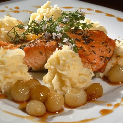 Sült lazac mézes hagymával Recept képpel | Mindmegette.hu