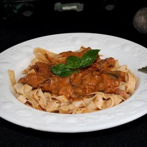 Gombás-paradicsomos ragu metélt tésztával Recept képpel | Mindmegette.hu