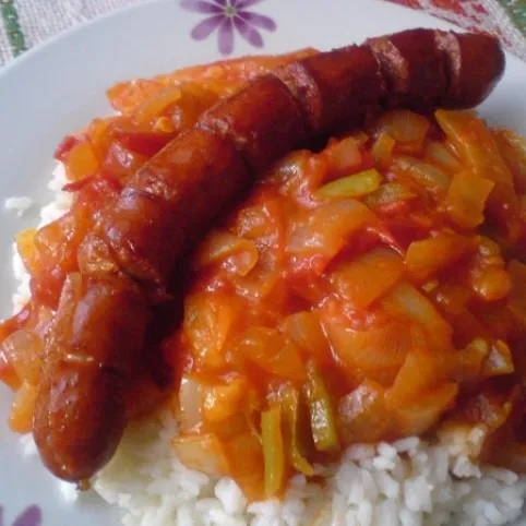 Rizses lecsó debreceni sült kolbásszal Recept képpel | Mindmegette.hu