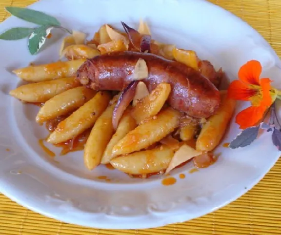 Sült kolbász sütőtökkel és zsályával Recept képpel | Mindmegette.hu