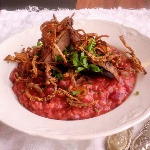 Vaddisznómáj krémsajtos bundában céklás rizottóval és lyoni hagymával ...