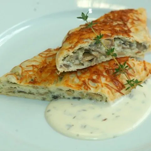 Gombás rétes sajtmártással Recept képpel | Mindmegette.hu
