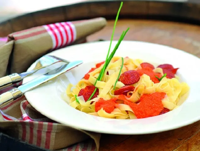 Széles metélt kápiapaprika-mártással és pirított kolbászfalatokkal ...