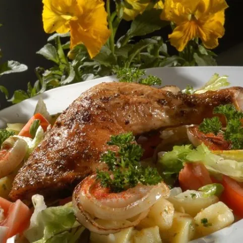 Majoránnás csirkecomb hagymás burgonyával Recept képpel | Mindmegette.hu