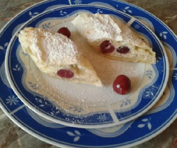 Túrós-meggyes rétes Recept képpel | Mindmegette.hu