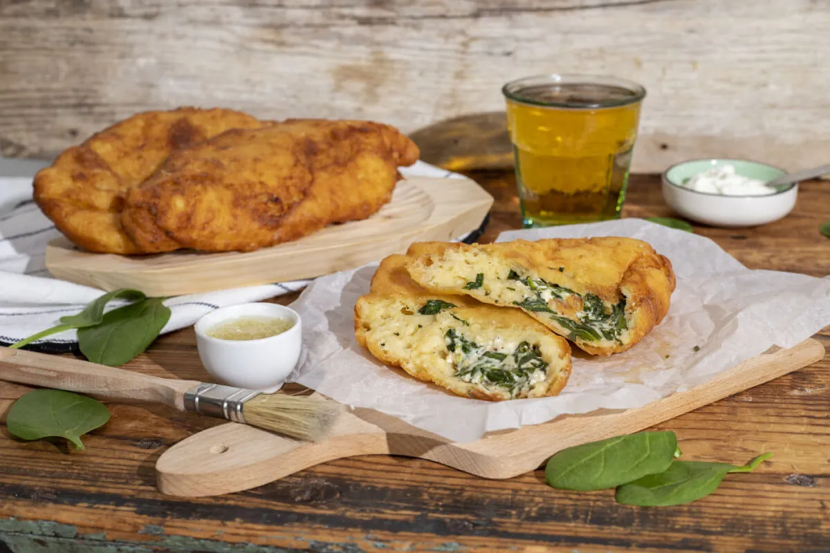 Spenótos-juhtúrós töltött krumplilángos | Mindmegette.hu