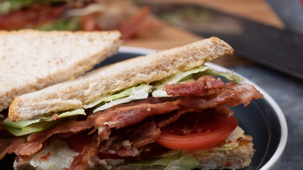 Full extrás villámebéd, ami hosszú órákra eltelít – íme a BLT-szendvics! | Mindmegette.hu