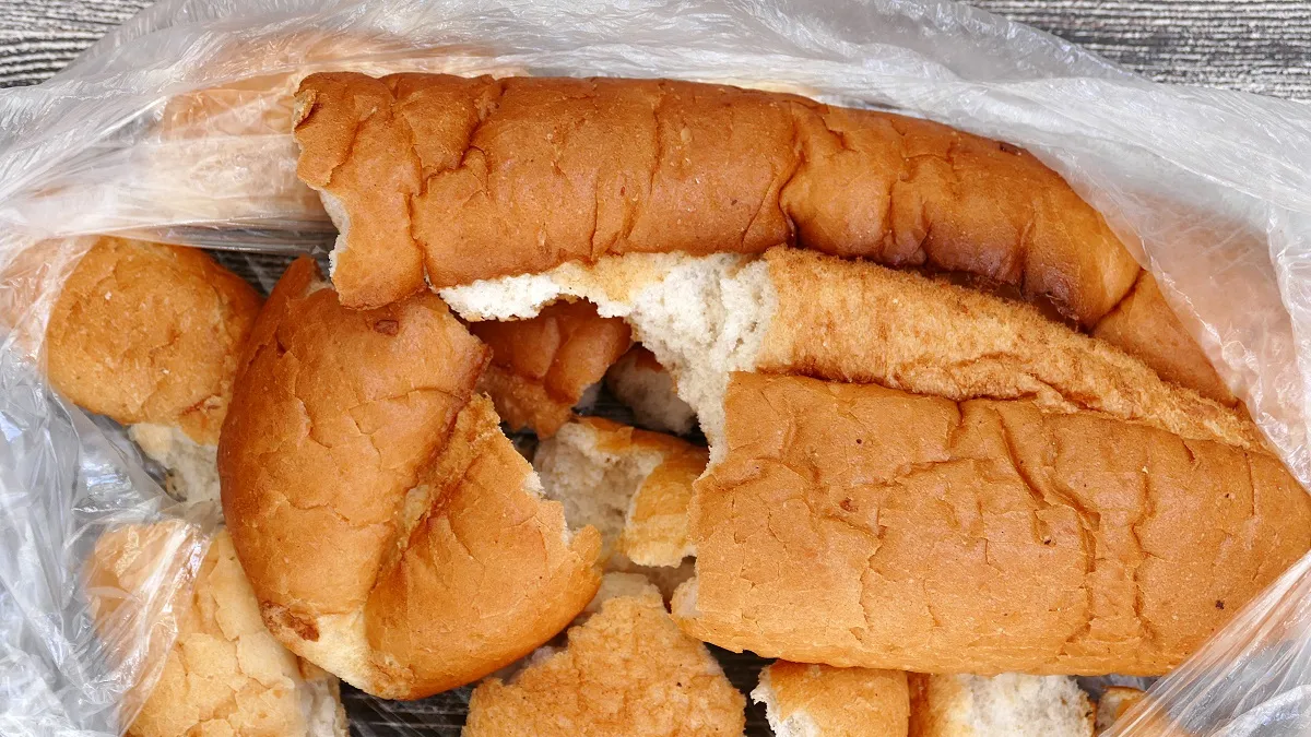 Száraz kenyérből tápoldat: így készítsd | Mindmegette.hu