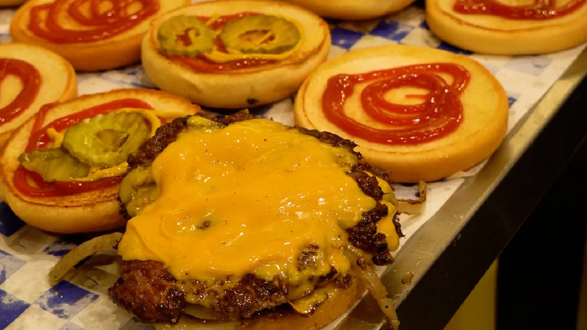 Ezért népszerű a Smashy burger - Videó | Mindmegette.hu