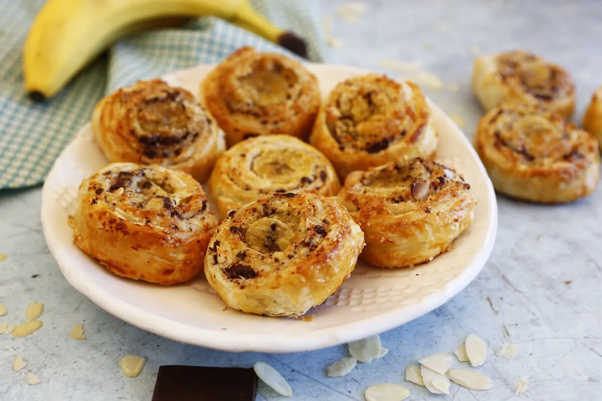 Banános-csokis csiga leveles tésztából | Mindmegette.hu